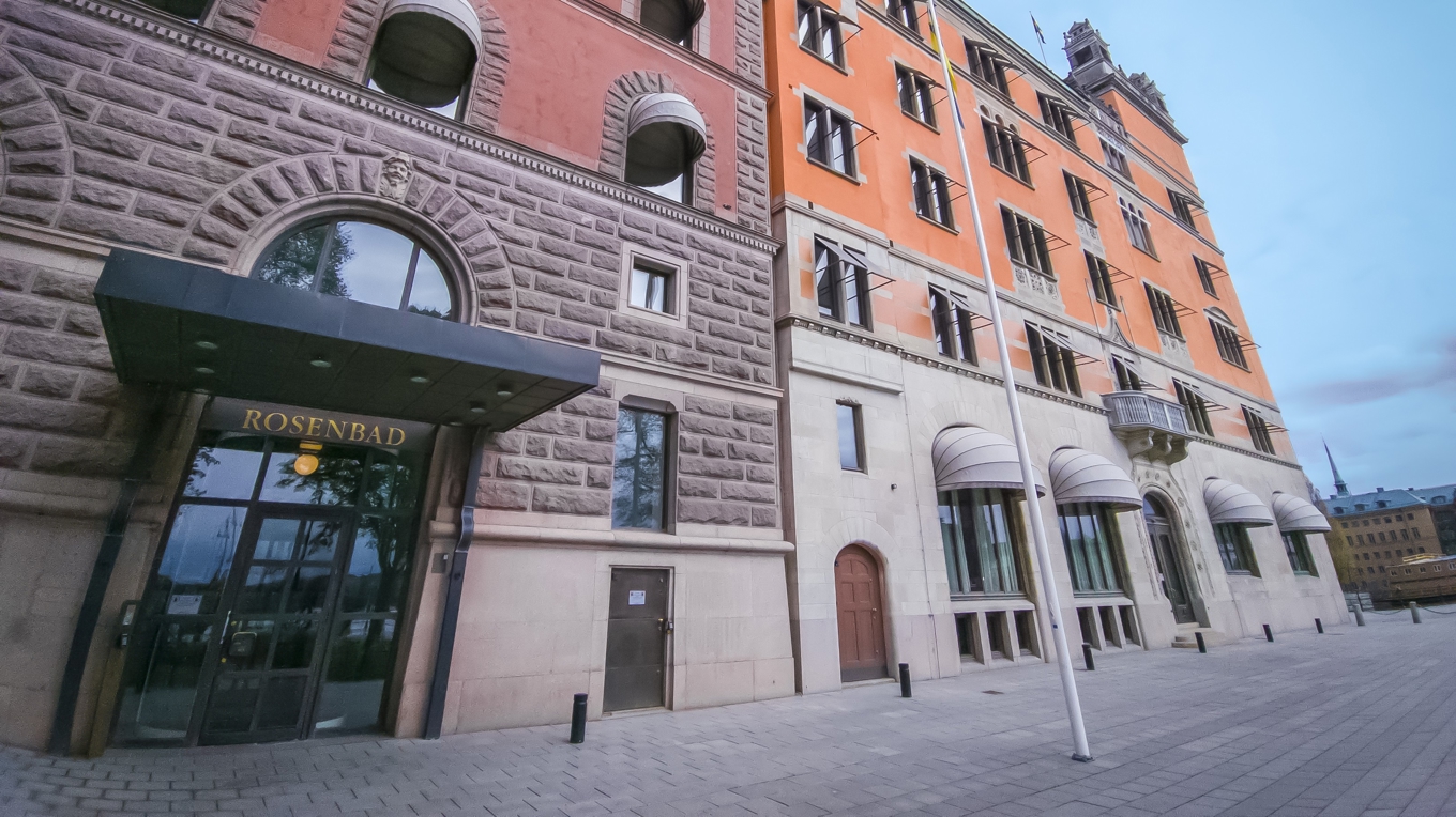 Flicka biten av varg på strand i Grekland