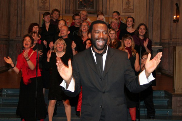 Sam Paris höll stödkonsert för kinesisk galaföreställning