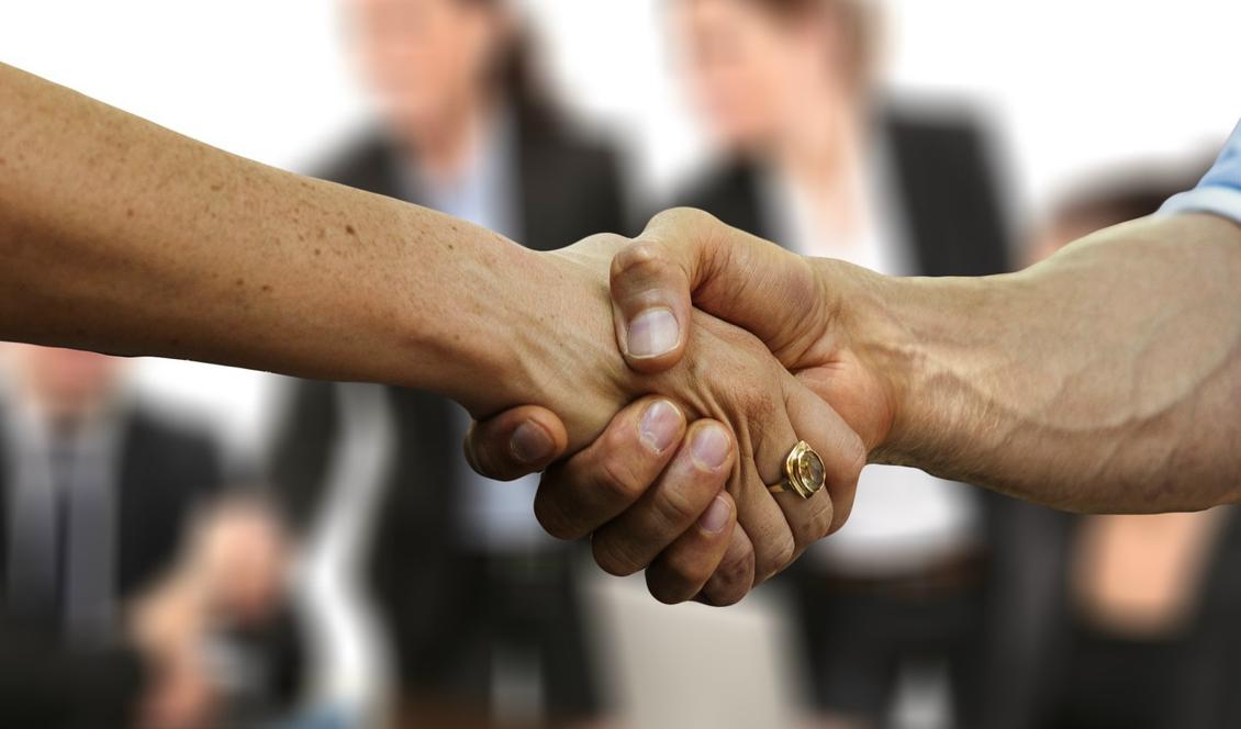 Epoch Times | Vägrade skaka hand vid arbetsintervju – får skadestånd