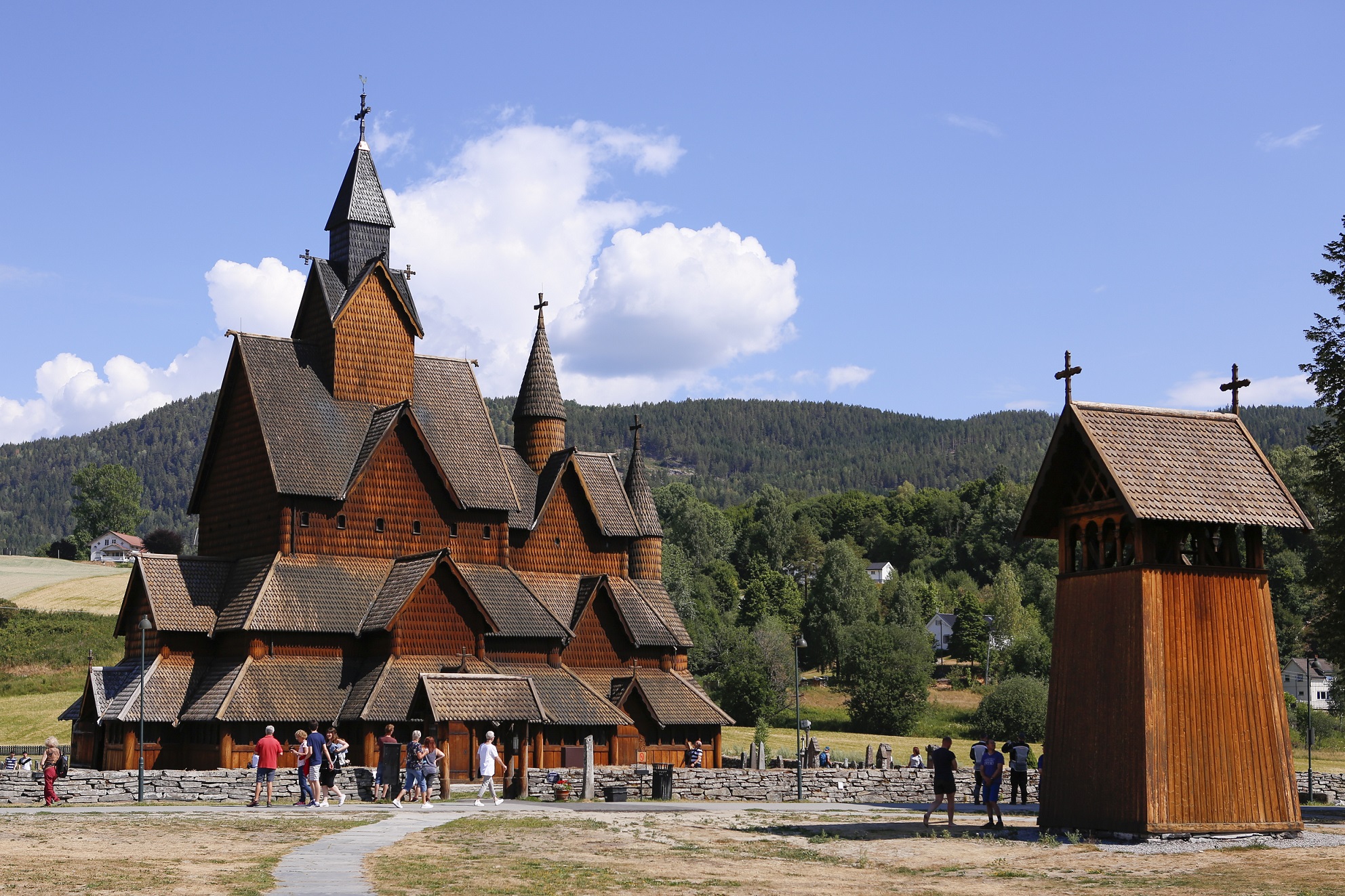 Besökare flockas till norska stavkyrkorna