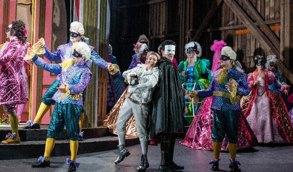 Scenkonst: Ljuva toner i högklassig Maskeradbal