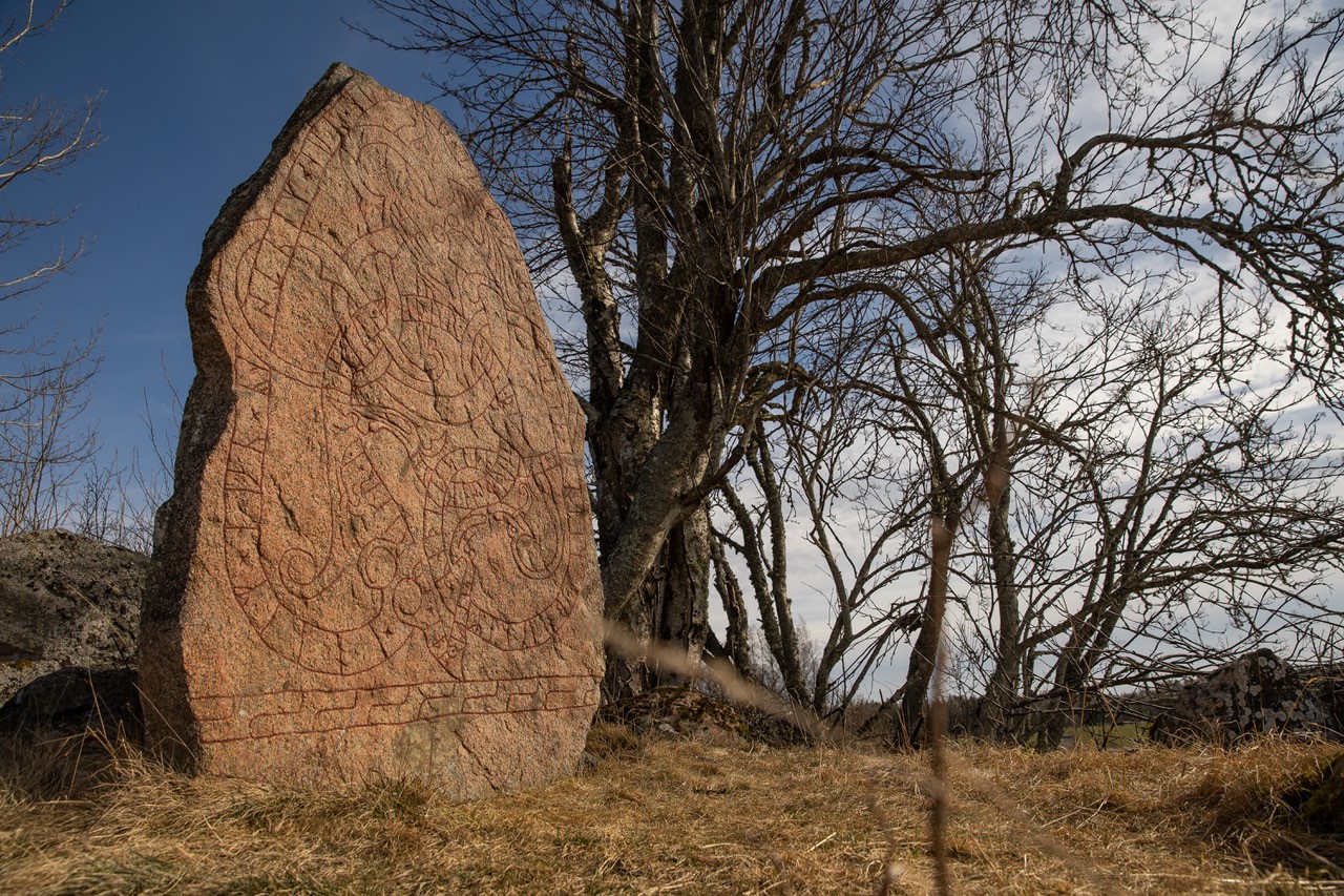 Runstenar berättar om forna tider
